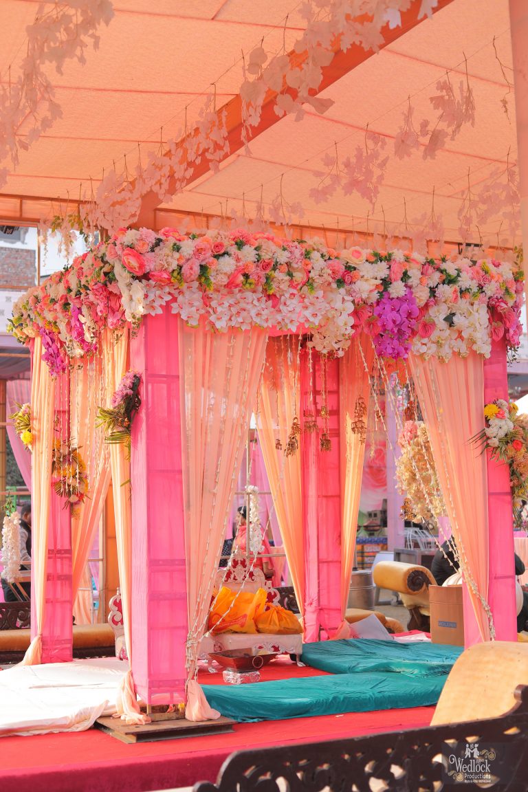 This Couple Had A Romantic Pre-Wedding Shoot At The Taj Mahal & Unique ...